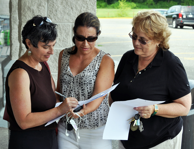 Cuomo supporters get signatures for ‘Women’s Equality’ line - The ...